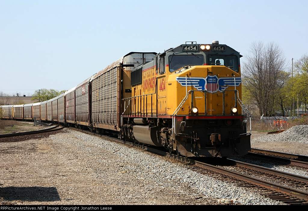UP 4454 takes autoracks east to Flint